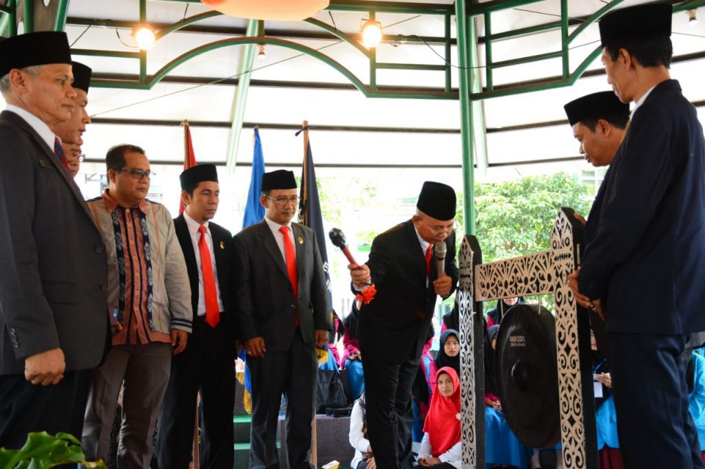 Buka PBAK, Rektor Ajak Mahasiswa IAIN Pontianak Sebarkan Islam Moderat ... Buka PBAK, Rektor Ajak Mahasiswa IAIN Pontianak Sebarkan Islam Moderat ...